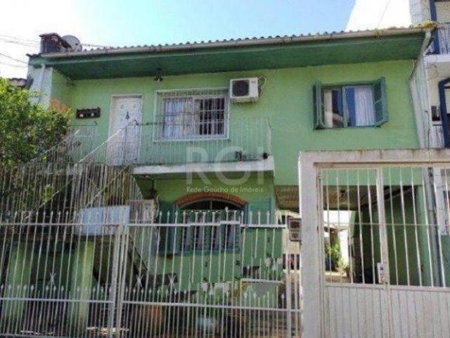 Casa sobrado no bairro Petrópolis de 4 dormitórios