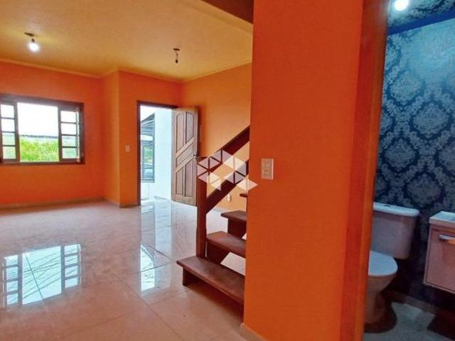Casa sobrado no Guarujá, 2 suítes, pátio e terraço amplo!