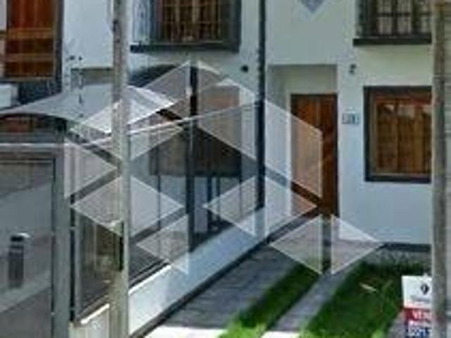 Casa sobrado no Guarujá, 2 suítes, pátio e terraço amplo!