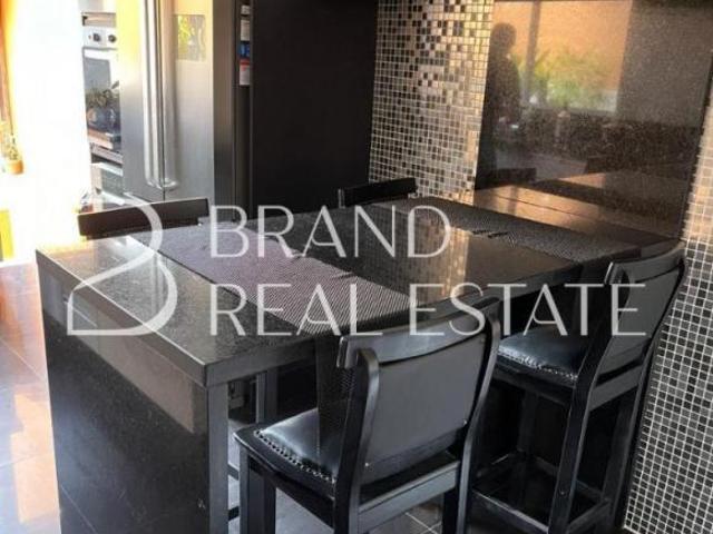 Casa Sobrado no Jardim da Glória | 180m² | 3 suítes | 3 vagas | Piscina com hidromassagem