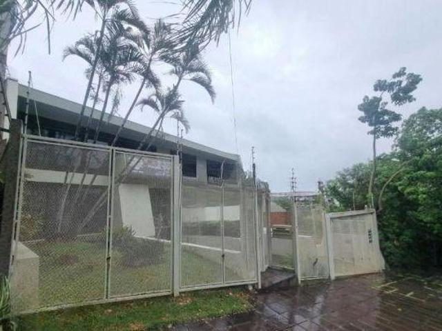 Casa sobrado no Menino Deus de 3 dormitórios e 3 vagas