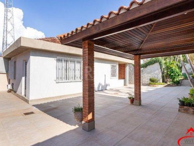 Casa sobrado no Partenon de 3 dormitórios e amplo pátio