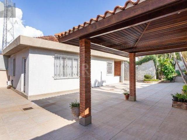Casa sobrado no Partenon de 3 dormitórios e amplo pátio