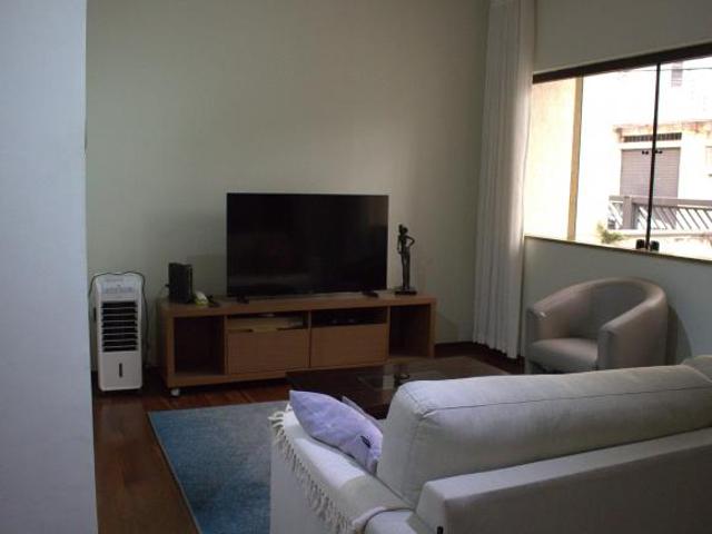 Casa Sobrado Santa maria! 3 quartos, suíte e 6 vagas!