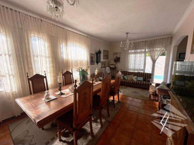 Casa / Sobrado para Venda em Taubaté/SP Centro 4 Quartos