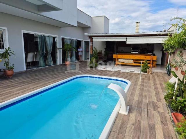 Casa / Sobrado para Venda em Tijucas/SC Universitário 4 Quartos