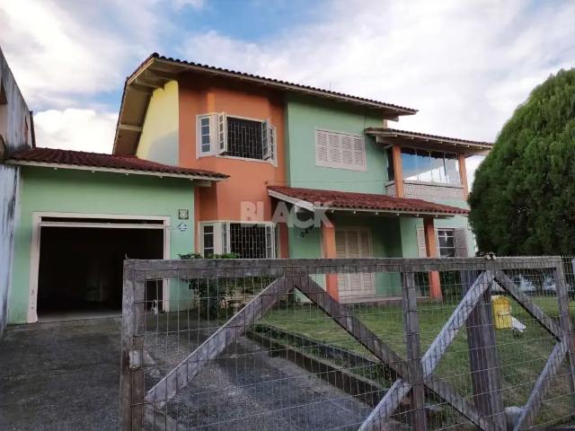 Casa / Sobrado para Venda em Torres/RS Centenário 5 Quartos
