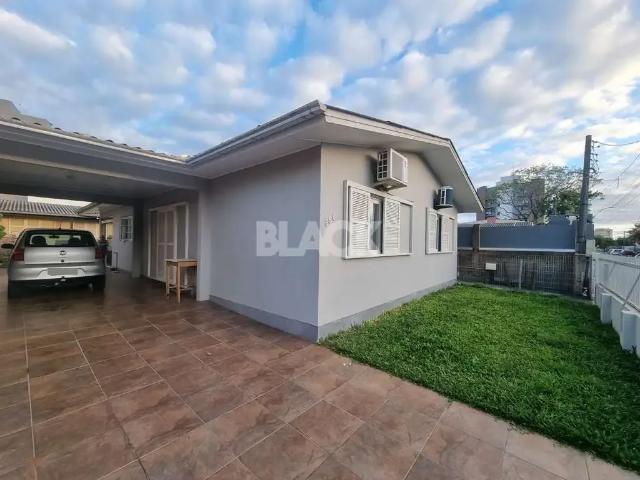 Casa / Sobrado para Venda em Torres/RS Centro 6 Quartos