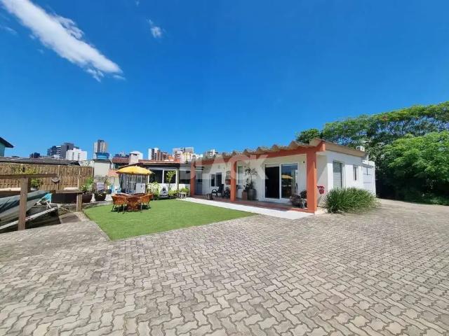 Casa / Sobrado para Venda em Torres/RS Predial 4 Quartos