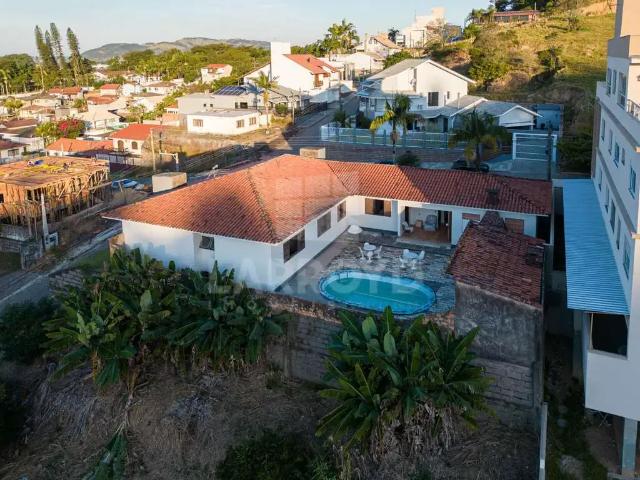Casa / Sobrado para Venda em Tubarão/SC Oficinas 4 Quartos