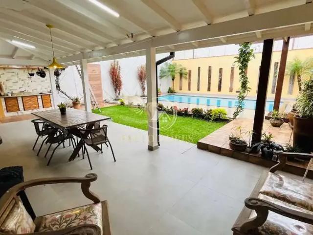 Casa / Sobrado para Venda em Ubatuba/SP Centro 4 Quartos
