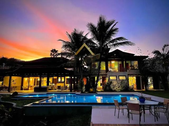 Casa / Sobrado para Venda em Ubatuba/SP Centro 4 Quartos