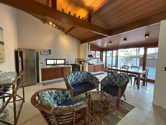 Casa / Sobrado para Venda em Ubatuba/SP Barra da Lagoa 3 Quartos