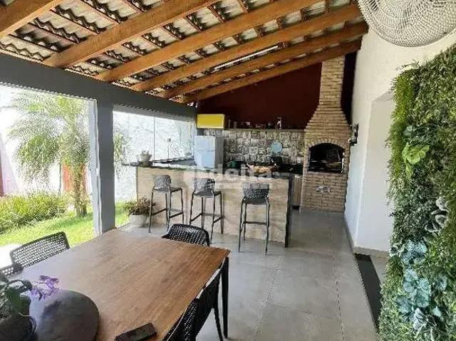 Casa / Sobrado para Venda em Uberlândia/MG Cidade Jardim 4 Quartos