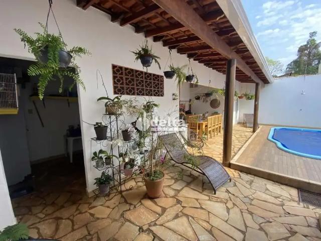 Casa / Sobrado para Venda em Uberlândia/MG Cidade Jardim 5 Quartos