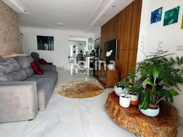 Casa / Sobrado para Venda em Uberlândia/MG Cidade Jardim 3 Quartos
