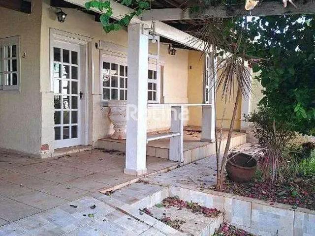 Casa / Sobrado para Venda em Uberlândia/MG Cidade Jardim 3 Quartos