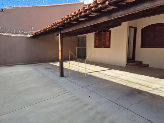 Casa / Sobrado para Venda em Uberlândia/MG Cidade Jardim 3 Quartos