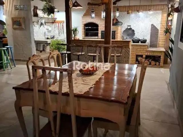 Casa / Sobrado para Venda em Uberlândia/MG Cidade Jardim 3 Quartos
