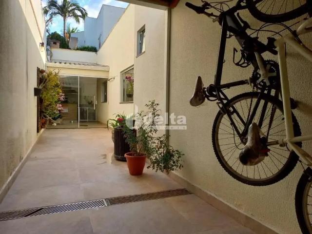 Casa / Sobrado para Venda em Uberlândia/MG Cidade Jardim 3 Quartos