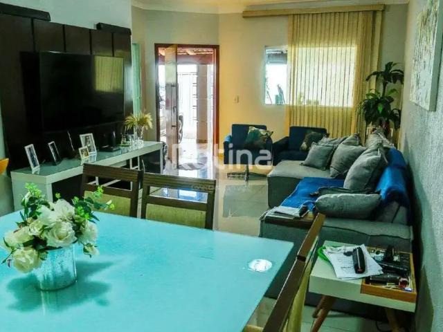 Casa / Sobrado para Venda em Uberlândia/MG Custódio Pereira 3 Quartos