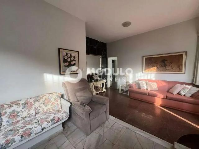 Casa / Sobrado para Venda em Uberlândia/MG Fundinho 2 Quartos