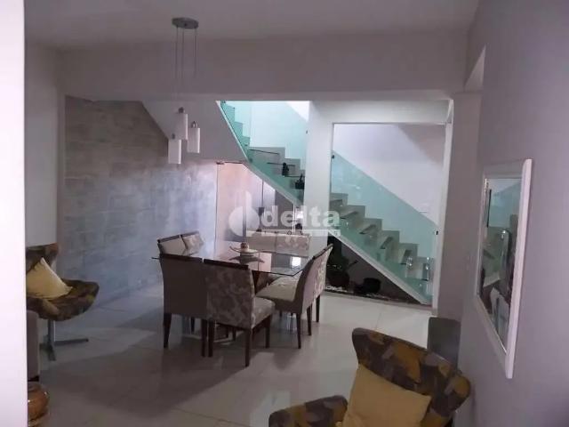 Casa / Sobrado para Venda em Uberlândia/MG Jardim Europa 4 Quartos