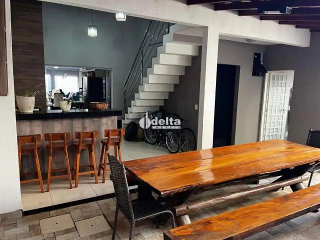 Casa / Sobrado para Venda em Uberlândia/MG Jardim Ipanema I 4 Quartos