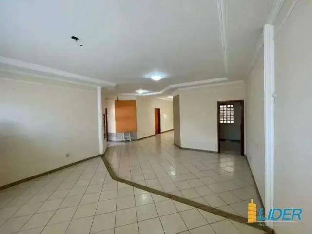 Casa / Sobrado para Venda em Uberlândia/MG Jardim Karaíba 4 Quartos
