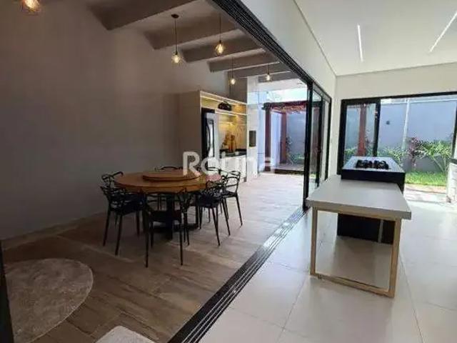 Casa / Sobrado para Venda em Uberlândia/MG Novo Mundo 3 Quartos
