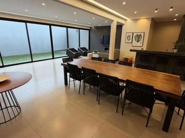 Casa / Sobrado para Venda em Uberlândia/MG Santa Mônica 4 Quartos