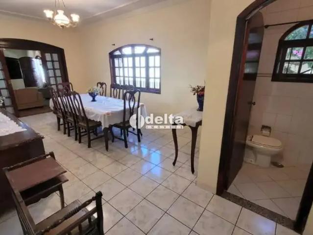 Casa / Sobrado para Venda em Uberlândia/MG Santa Mônica 5 Quartos