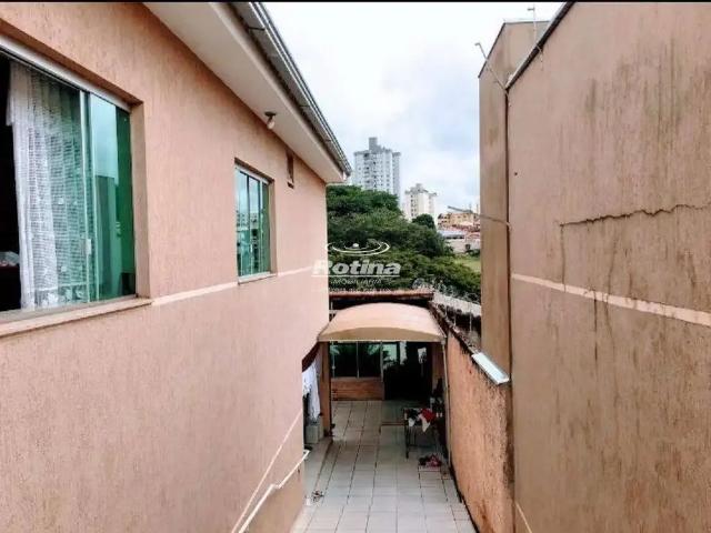 Casa / Sobrado para Venda em Uberlândia/MG Saraiva 4 Quartos