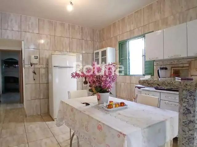 Casa / Sobrado para Venda em Uberlândia/MG Presidente Roosevelt 4 Quartos