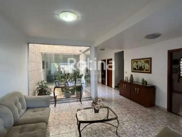 Casa / Sobrado para Venda em Uberlândia/MG Presidente Roosevelt 4 Quartos