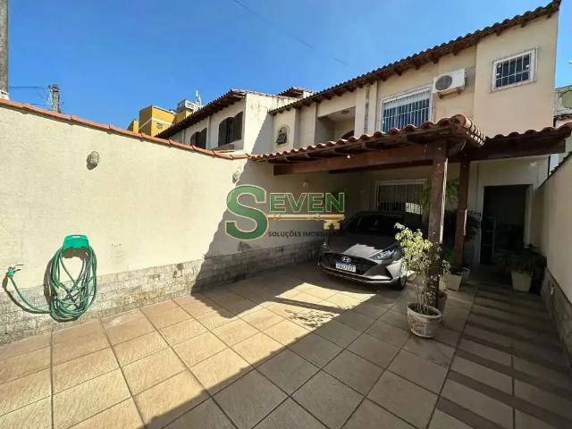 Casa / Sobrado para Venda em Volta Redonda/RJ Conforto 4 Quartos
