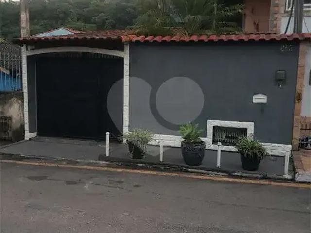 Casa / Sobrado para Venda em Volta Redonda/RJ Duzentos e Quarenta e Nove 3 Quartos