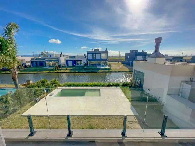 Casa / Sobrado para Venda em Xangri Lá/RS Centro 4 Quartos
