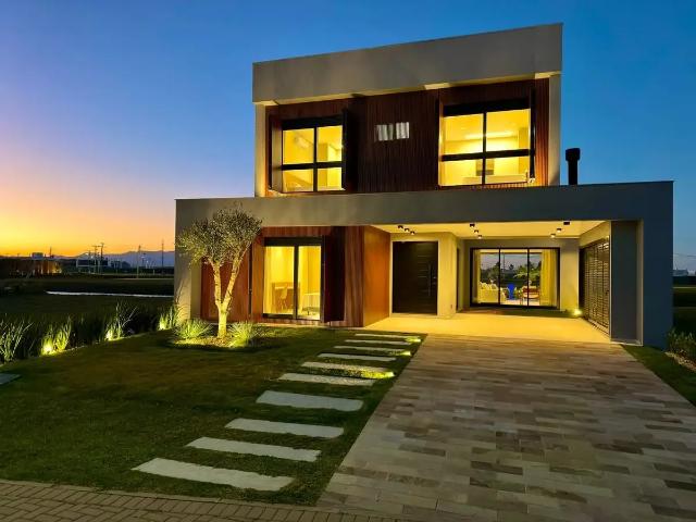 Casa / Sobrado para Venda em Xangri Lá/RS Centro 4 Quartos