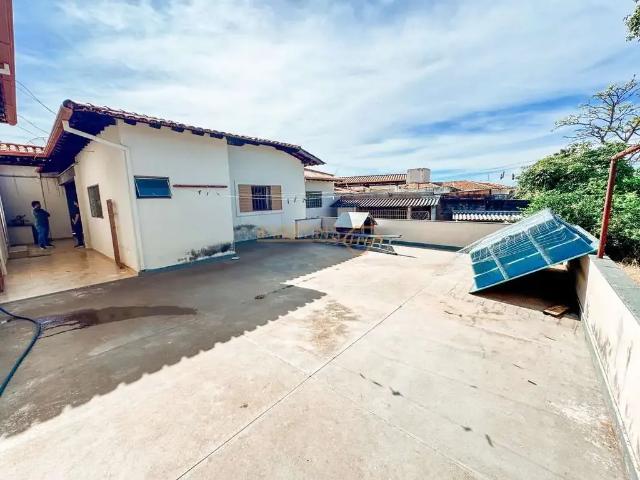 Casa / Sobrado para Venda em Araguari/MG Bosque 6 Quartos