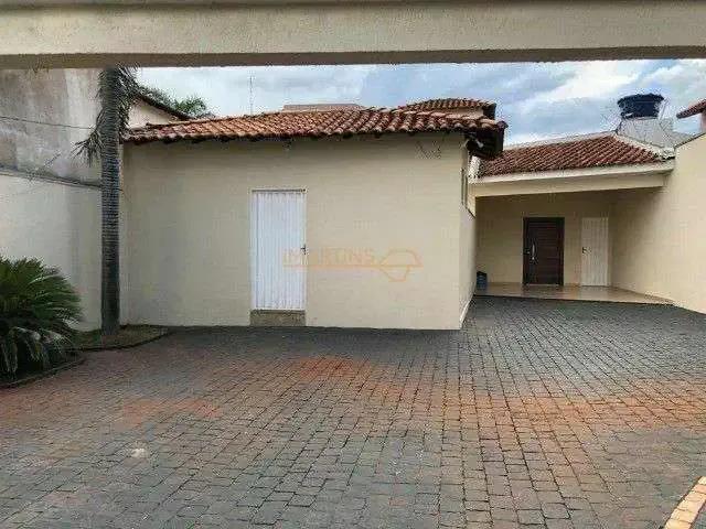 Casa / Sobrado para Venda em Araguari/MG Centro 3 Quartos