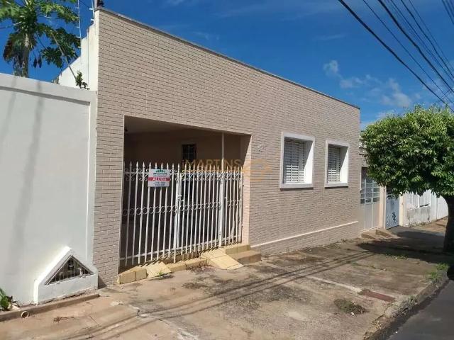 Casa / Sobrado para Venda em Araguari/MG Centro 3 Quartos