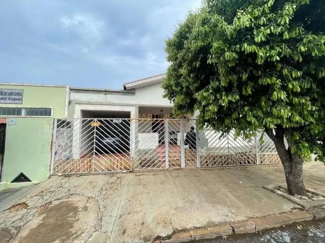 Casa / Sobrado para Venda em Araguari/MG Centro 3 Quartos