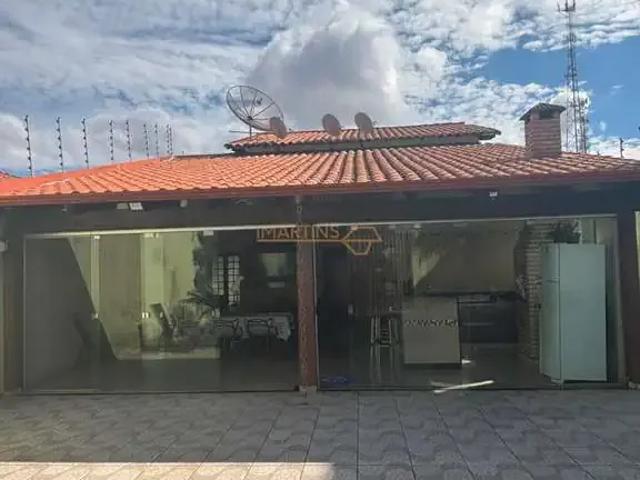Casa / Sobrado para Venda em Araguari/MG Jóquei Clube 3 Quartos