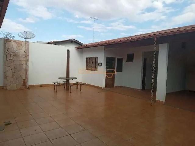 Casa / Sobrado para Venda em Araguari/MG Paineiras 3 Quartos