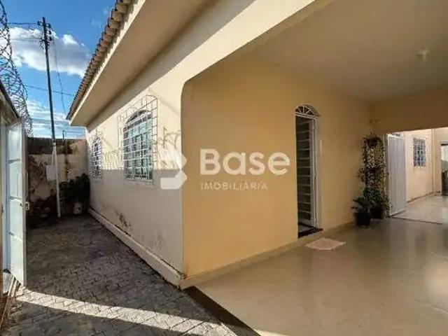 Casa / Sobrado para Venda em Araguari/MG Santa Helena 3 Quartos