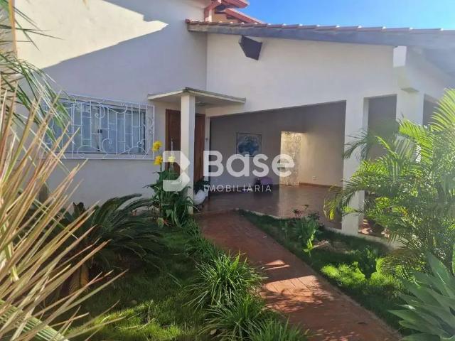 Casa / Sobrado para Venda em Araguari/MG Santiago 3 Quartos