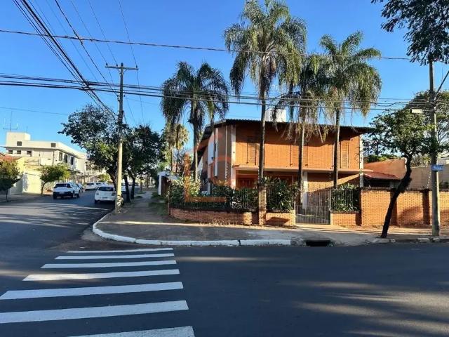 Casa / Sobrado para Venda em Araraquara/SP Jardim das Roseiras 4 Quartos