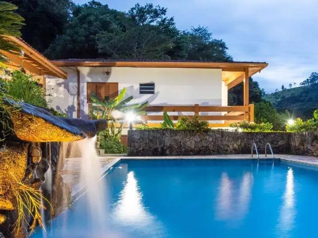 Casa / Sobrado para Venda em Atibaia/SP Portão 4 Quartos