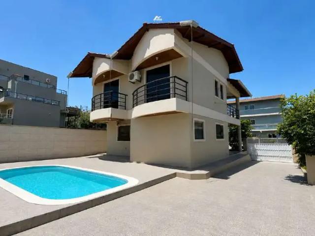 Casa / Sobrado para Venda em Balneário Camboriú/SC Ariribá 5 Quartos
